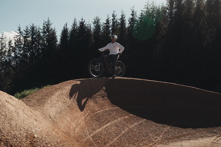 Watch BMX Pro Kriss Kyle ride his purpose-built BMX x MTB trail ...
